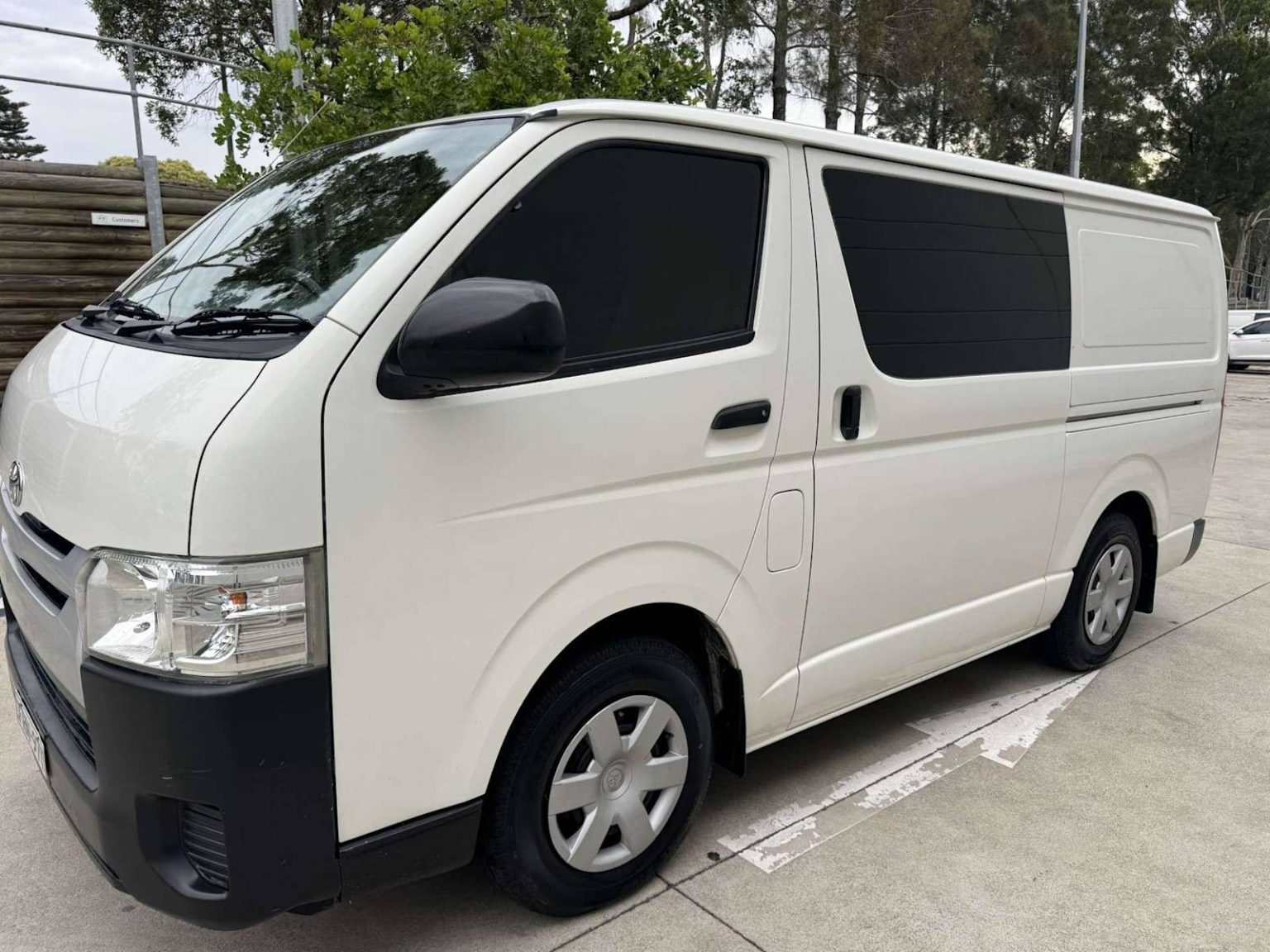 2016 Toyota Hiace TRH201R LWB – Invest Auto