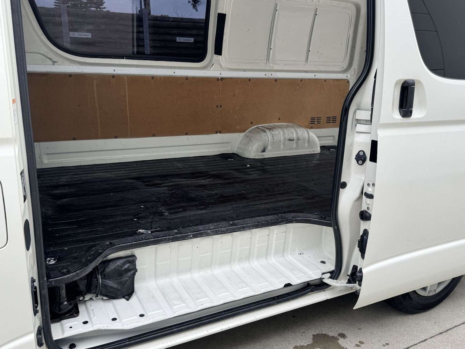 2016 Toyota Hiace TRH201R LWB – Invest Auto